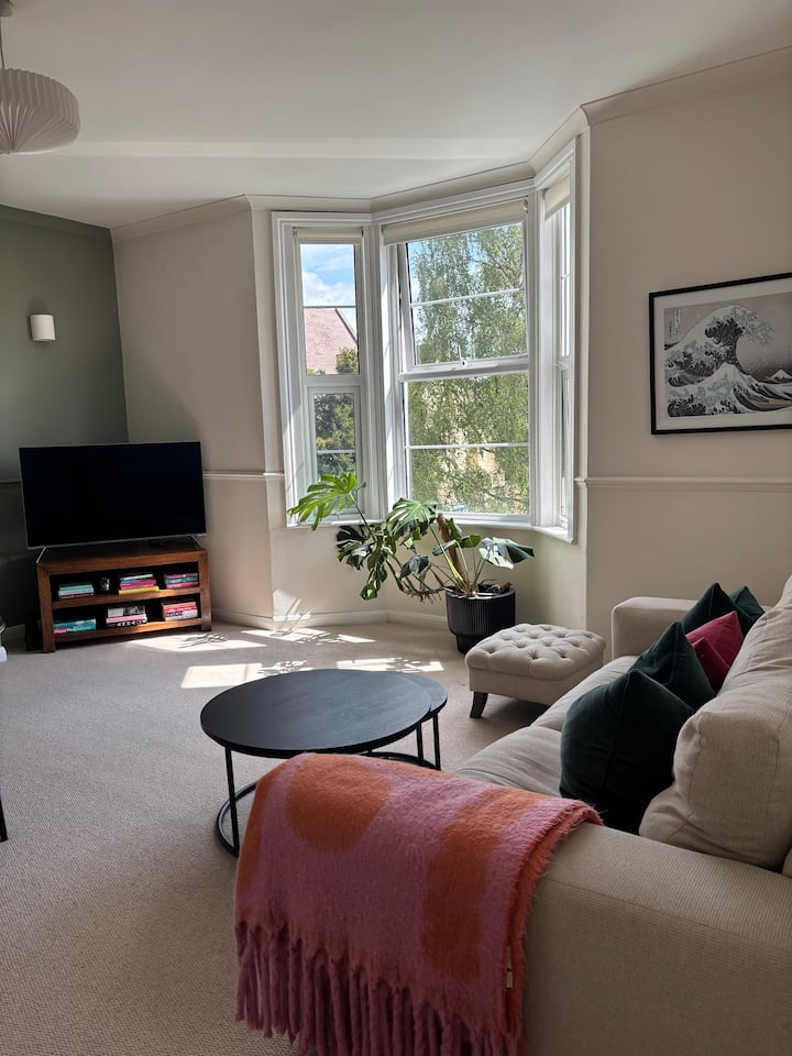 Elegant, Central Apartment With Scenic Church View - Cheltenham