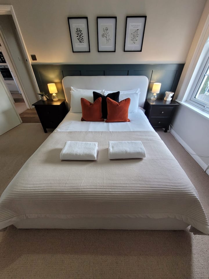 Elegant, Central Apartment With Scenic Church View - Cheltenham