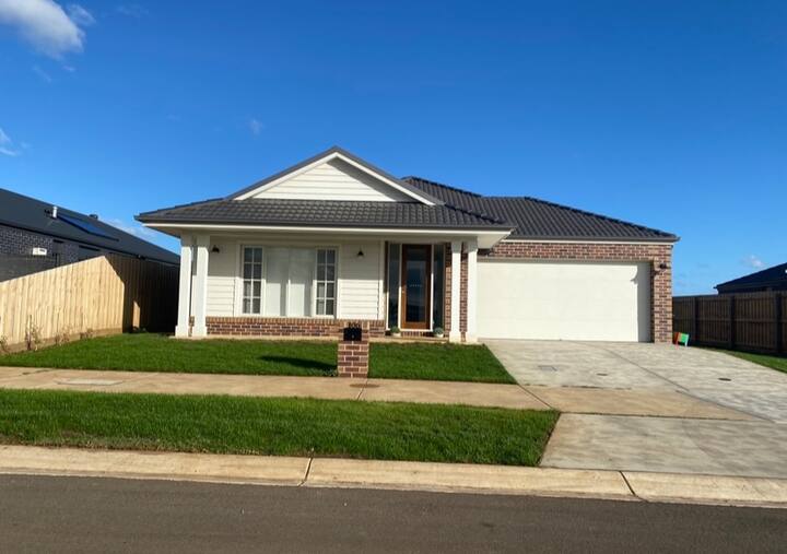 Neat, Spacious & Group/ Family Friendly Home - Warrnambool