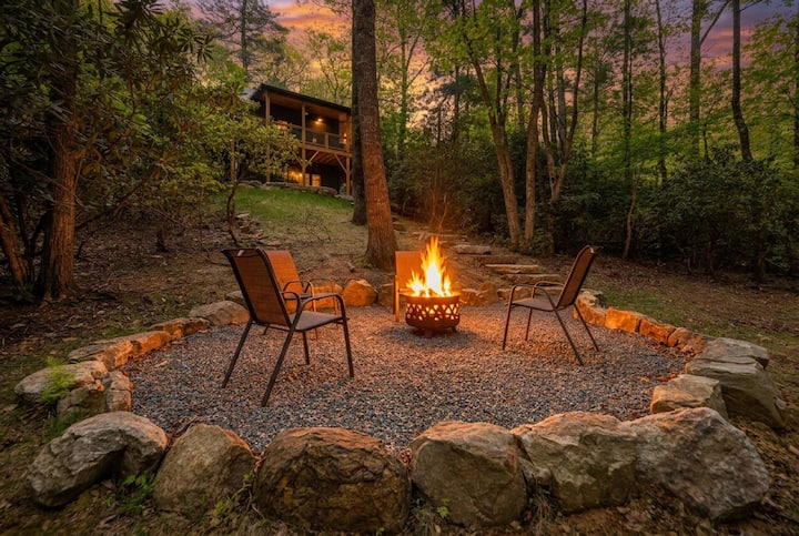 Pinecone Pass Hot Tub-sleeps 10- App State - Boone, NC