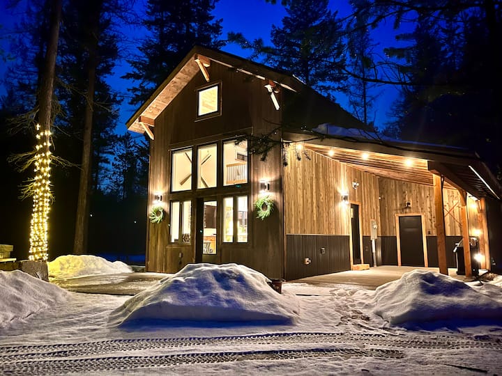 Private Tamarack Cabin & Hot Tub - Montana
