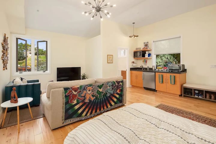 Magical Topanga Guesthouse - Malibu Lagoon State Beach, California
