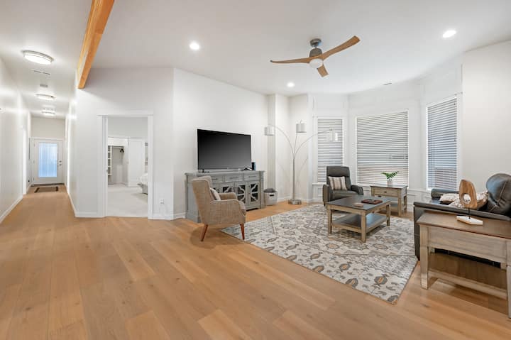 Downtown Dream: Modern Comfortable Home - Boise, ID