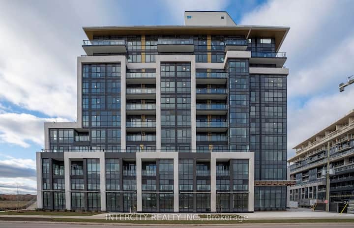 Luxurious Penthouse Suite Condo With Free Parking - オークビル