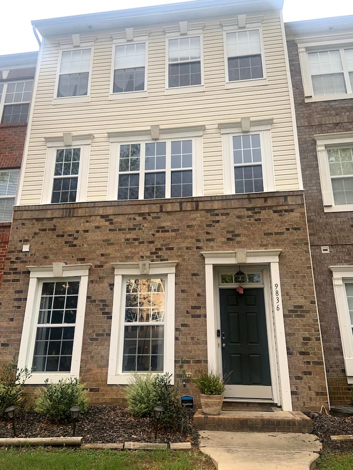 Spacious & Comfortable 3 Story Townhouse - Charlotte