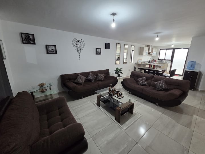 Moderna, Cómoda Y Acogedora Casa - León