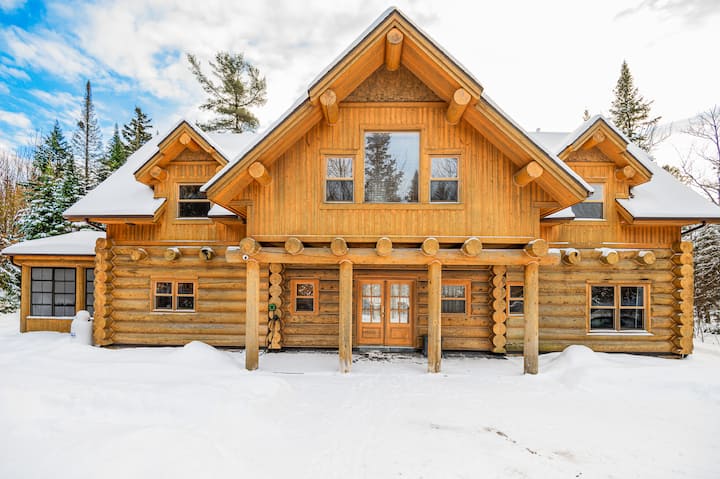 Fiddler Lake Resort: Luxury Chalet + Hot Tub - Saint-Sauveur