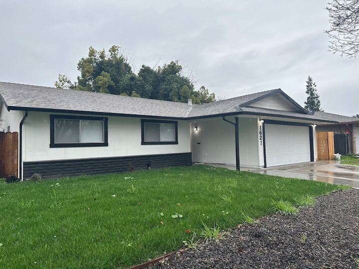 Relocation Specialists Comfortable Single Story - Modesto, CA