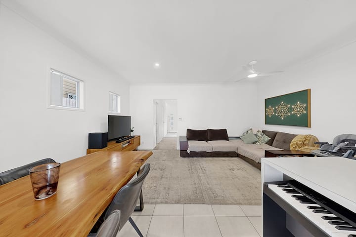 Luxurious 3bedroom Home Shared Pool & Private Yard - Springwood