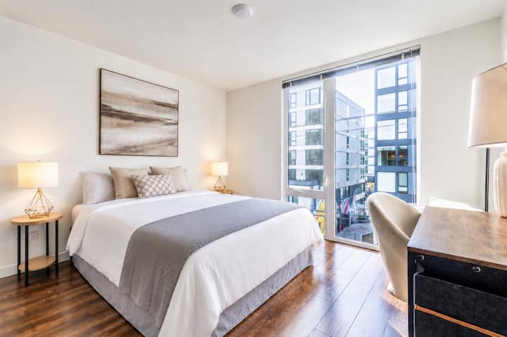 Modern Apartment | Walk To Dining | Top Floor - Seattle, WA