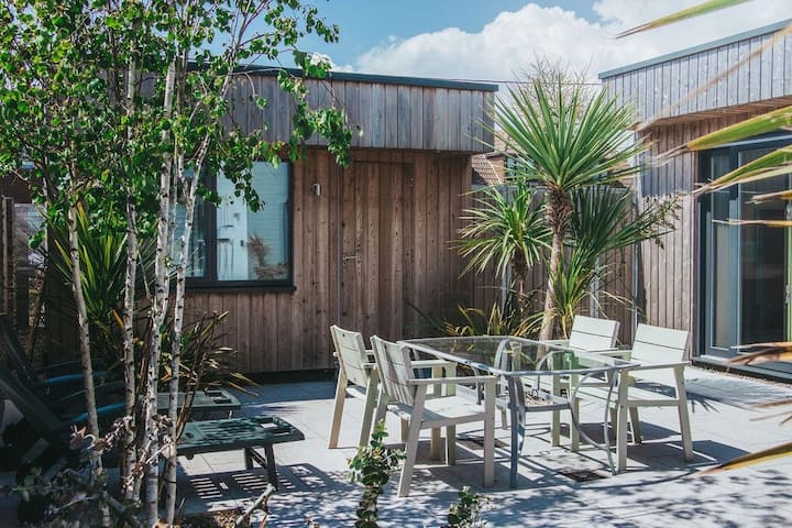 Coastal Courtyard With Hot Tub, Greatstone - East Sussex