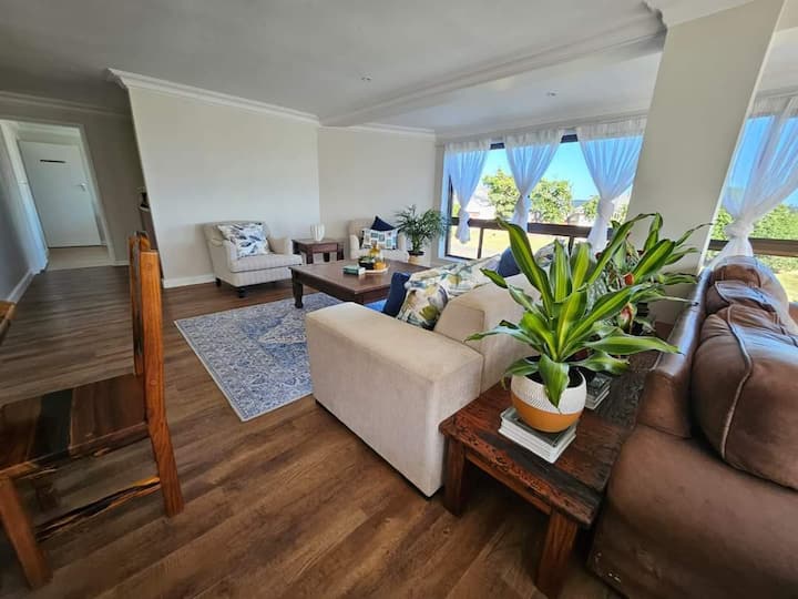 Enjoy R&r At This Seaview Beach Apartment - Hermanus