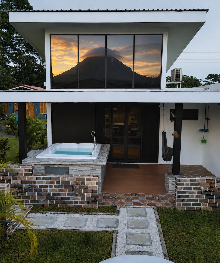 Villa Los Perezosos -Jacuzzi & Arenal Volcano View - La Fortuna