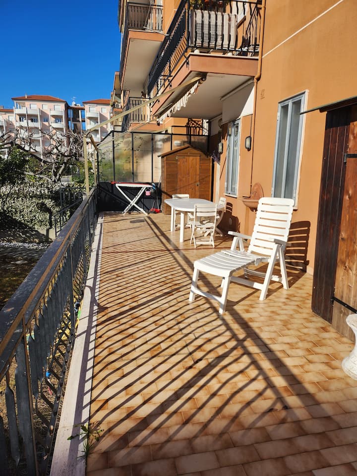 Giardino, Terrazzo, Posto Auto, 6 Persone. - Andora