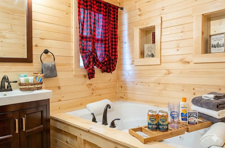 King Studio W/ Jacuzzi | Walkable, Lively Location - Lake George, NY