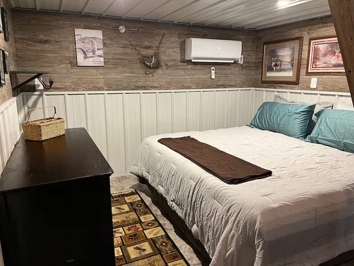 “Wes” One Of The 5 Tiny Cabins On Osage River - 유진