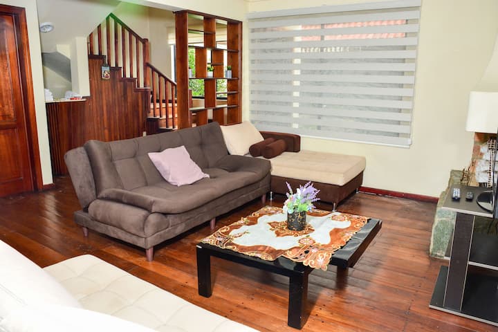 Spacious House And Close To  Mall And Free Parking - Cuenca, Ecuador