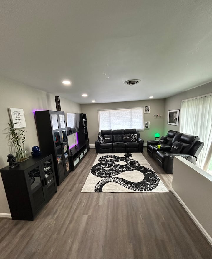 5 Mins From Tf Green
2 Bed 4/20 Friendly Townhouse - Warwick, RI