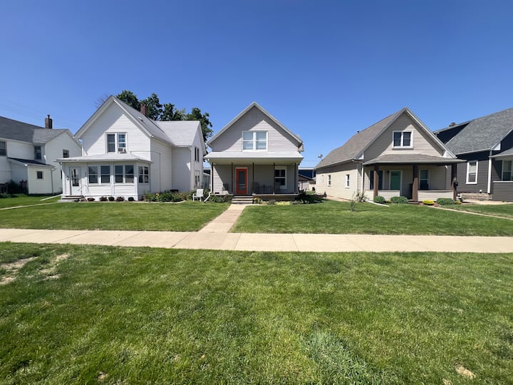 3 Homes In A Row - 10 Beds On C Ave! - Cedar Rapids, IA