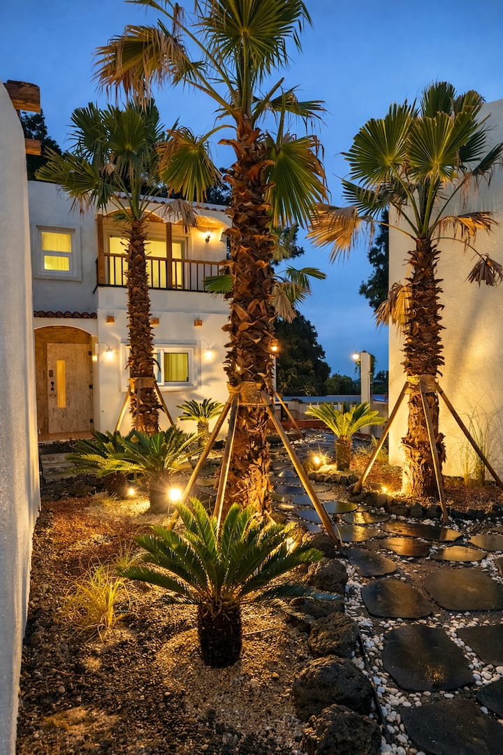 세대 분리형 두 동 통독채 | 침실5·욕실3 | 여름 단독수영장 - Jeju-si