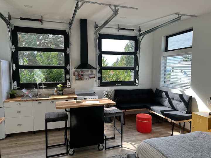 Private Studio W Peekaboo View - Seattle, WA