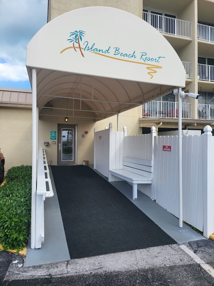 Romantic Getaway On The Beach - Jensen Beach, FL