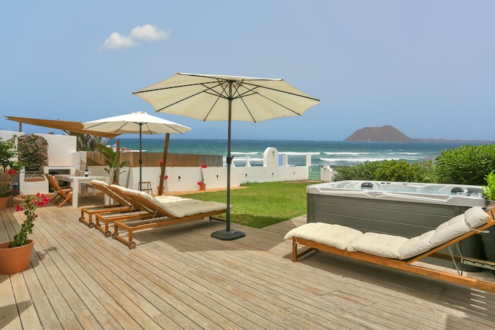 The Beach House (New  Beachfront Listing!) - Corralejo