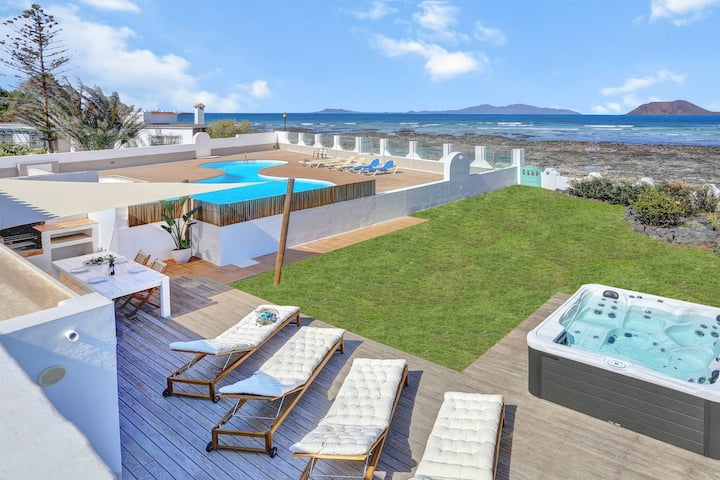 The Beach House (New  Beachfront Listing!) - Corralejo