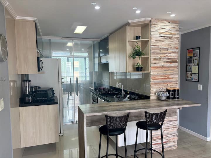 Charmoso  Aeroporto Cwb C/ Garagem E Saída àS Br’s - São José dos Pinhais