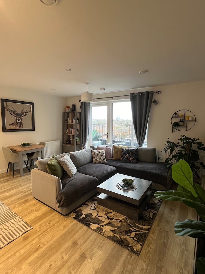 Modern Top Floor Flat In Kingston - Hampton