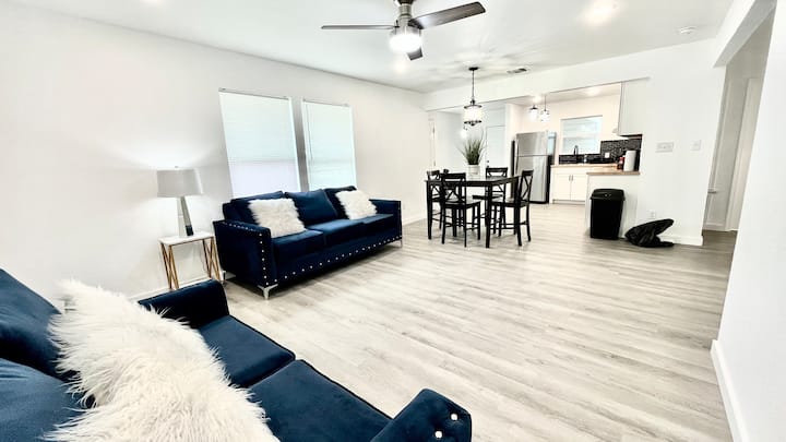 5 Bedrooms Total House 3 Bath Has A Private Casita - San Antonio, TX