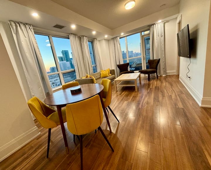 Bright Toronto Condo (2 Bed & Bath) + Free Parking - Toronto, ON