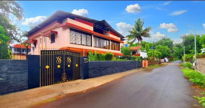 5 Bed Arabella Villa - Pool / Snooker /Box Cricket - Khopoli