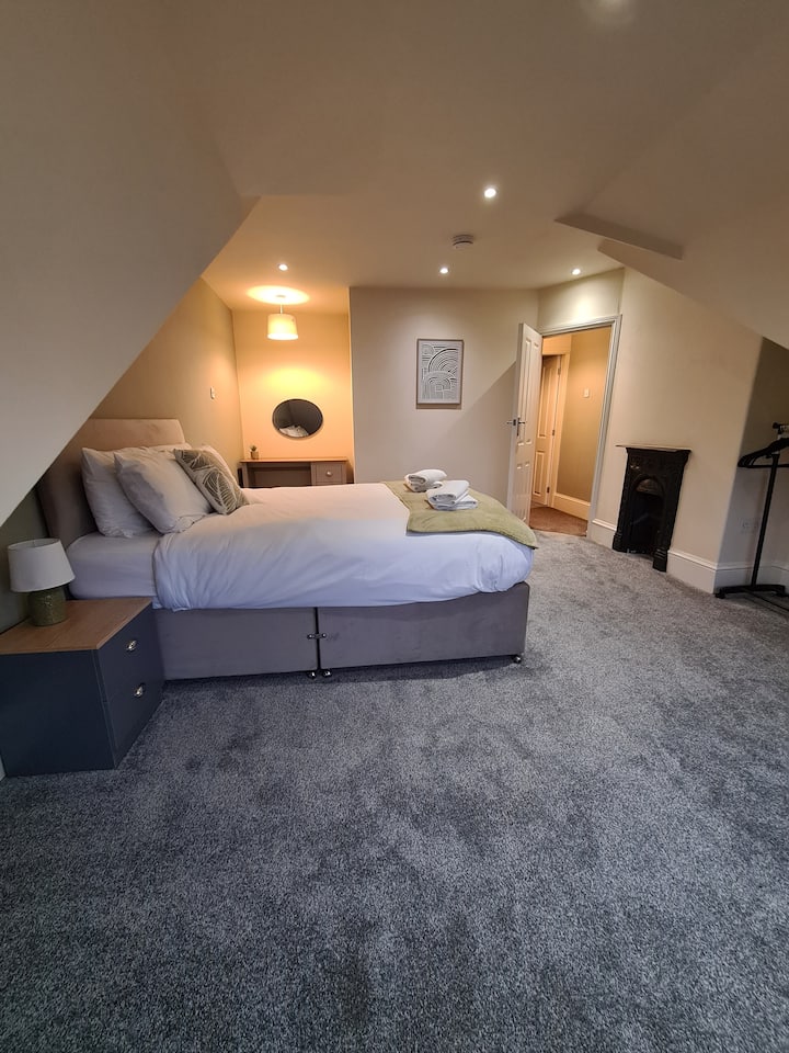 Spacious Mytholmroyd Apartment With River Views - Halifax
