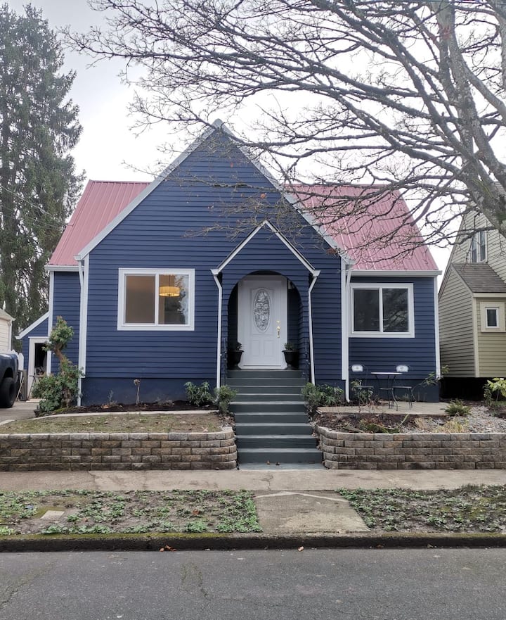 * Blue Updated Heritage Home In Salem Or - Salem, OR