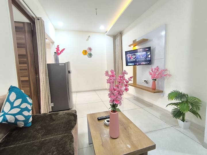Modern And Elegent 1bhk Flat At A Prime Location - Indore