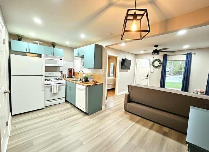 Comfy & Clean Cottage-style Home Near Unt. - Denton, TX