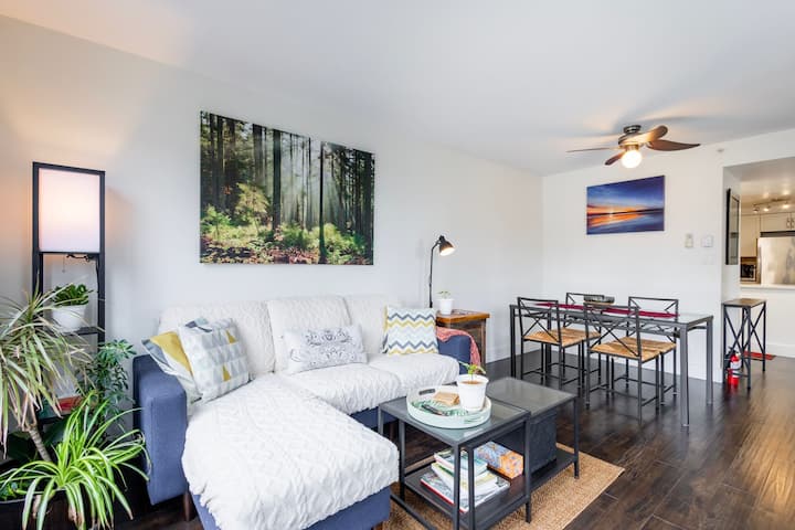 Modern & Bright Downtown Haven ~ Pool ~ Gym ~ Pkg! - Vancouver