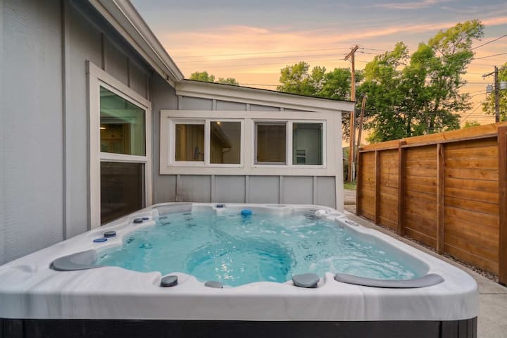 Baby Blue Cottage! Downtown Hot Tub Bbq Fire Pit - Colorado Springs, CO