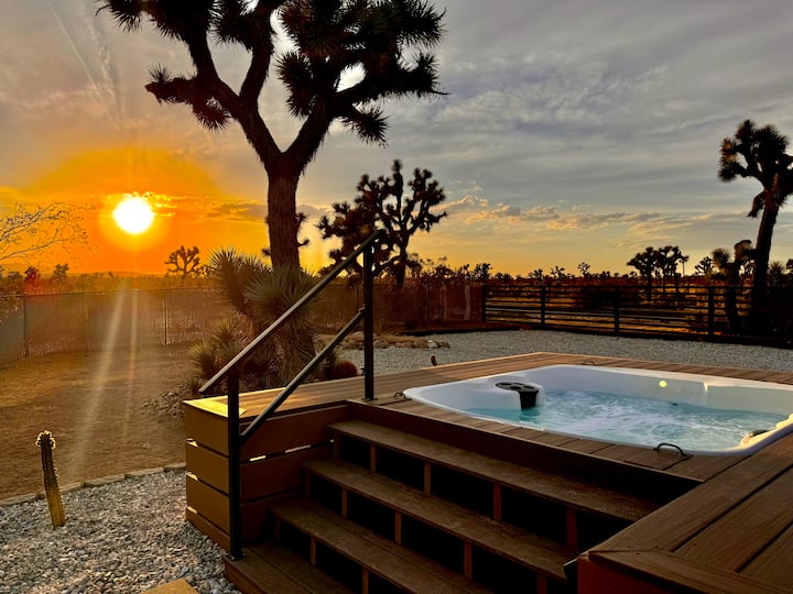 100-inch Movie Theater | Hot Tub | Cowboy Pool - Yucca Valley, CA