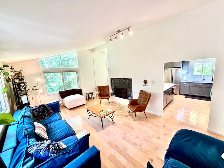 Upper Floor Of House. 2 Br 2 Bath, Lr, Kitchen - Hanover