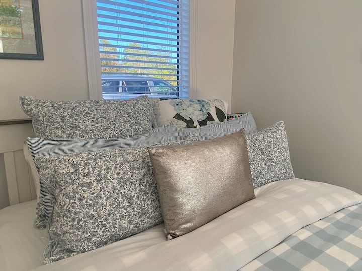 Chambre D’amis, Our Room For Friends - Greytown