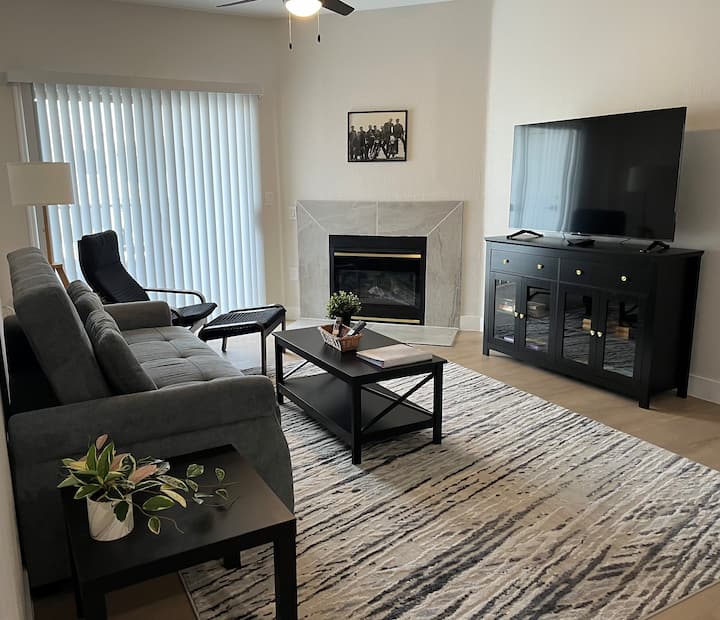 Luxury 1 Bedroom Retreat Near Sports Arenas - Glendale, AZ