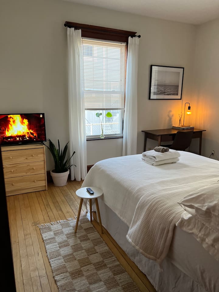 Guest Room W/ Morning Crossiants - Boston, MA