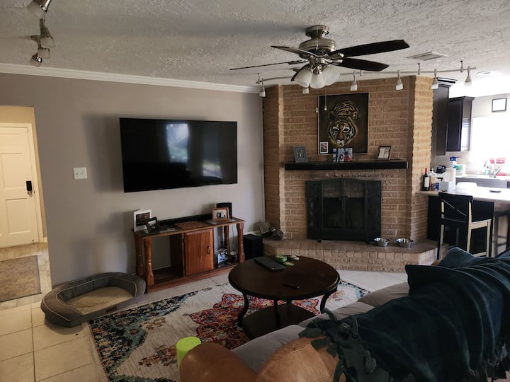 Cozy Home In A Quiet Neighborhood! - Houston, TX