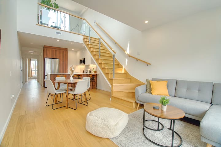Bright 2-floor Penthouse Condo With Parking - Saint-Lambert