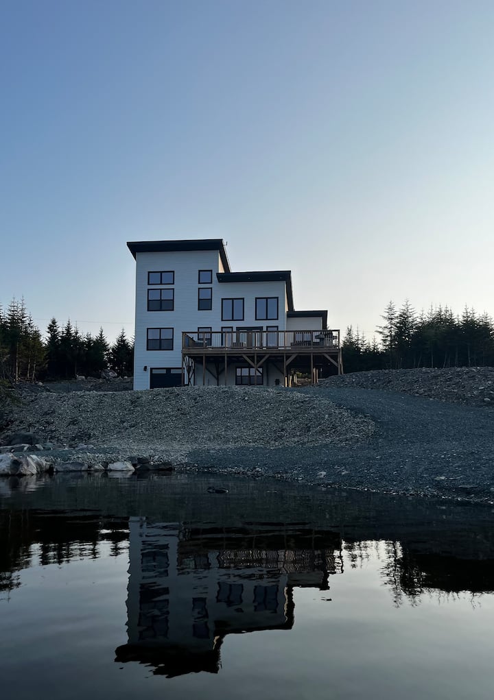 Cozy Cove Cabin | Hot Tub, Fire Pit, Fireplace - Newfoundland and Labrador