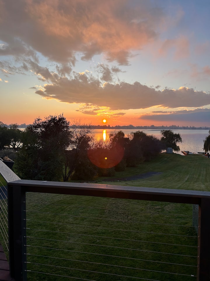 Elgin Waterfront Home With Gorgeous Lake Views - 摩西湖市
