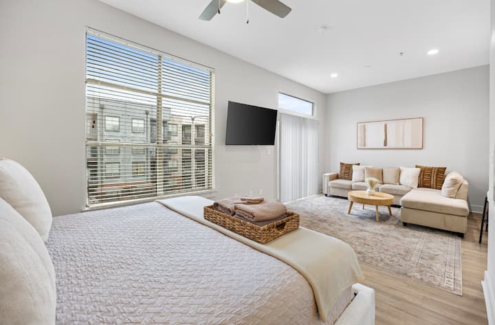 Golden Getaway In Deep Ellum - ダラス