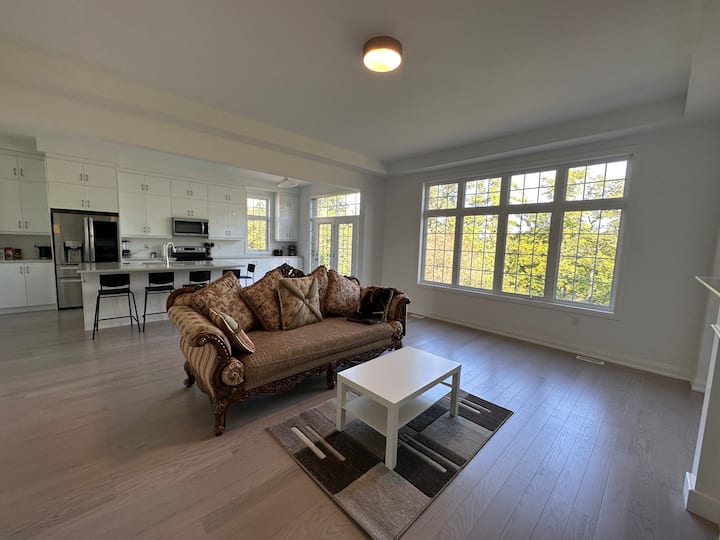Clean Bedroom With Shared Bath/kitchen/living Room - Oakville